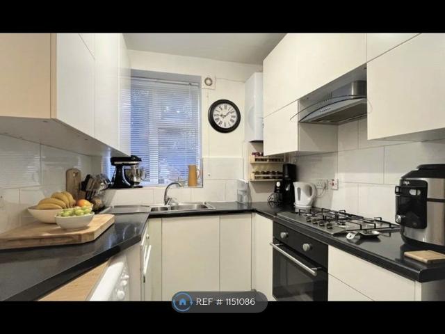 Weihurst Court, Sutton SM1, 2 bed flat to rent, £1,700 pcm | PrimeLocation