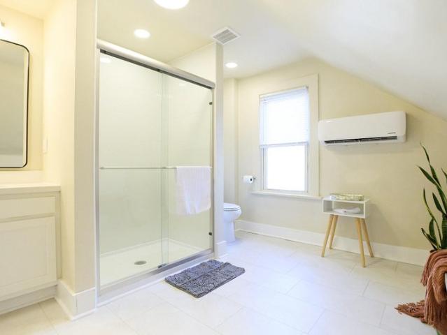 Weinland Park Home, a 2 minute walk to transit sto