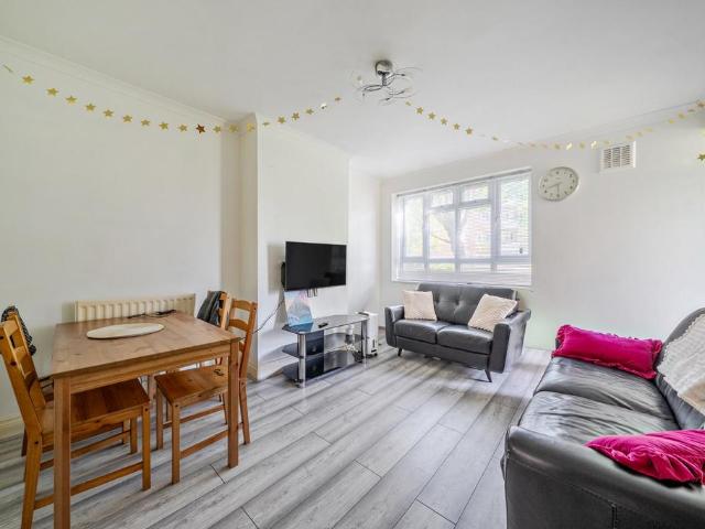 Weir Road, Balham, London, SW12 3 bed flat to rent £3,000 pcm £692 pw