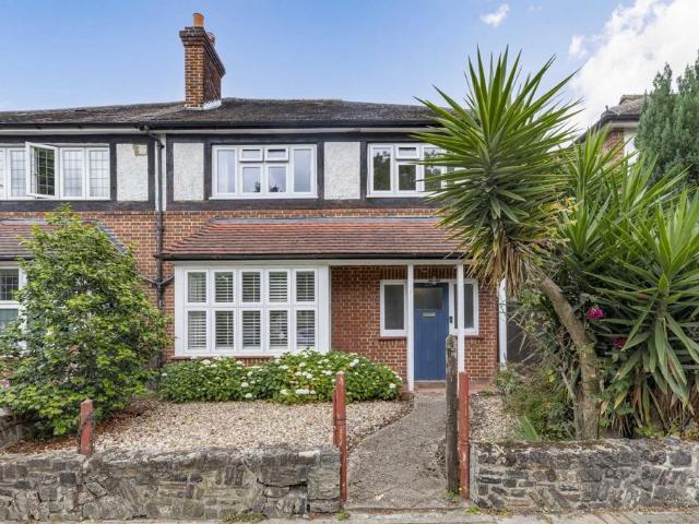 Weir Road, London SW12 4 bed semi detached house to rent £4,600 pcm £1,062 pw