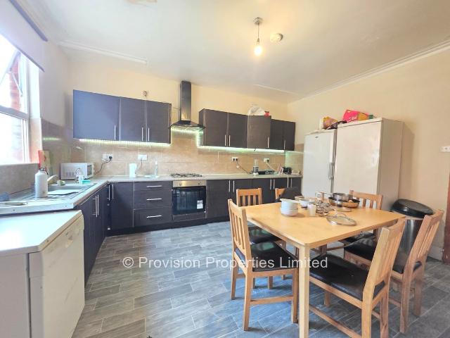 Welton Mount, Hyde Park, Leeds LS6, 6 bed terraced house to rent, £2,600 pcm | PrimeLocation