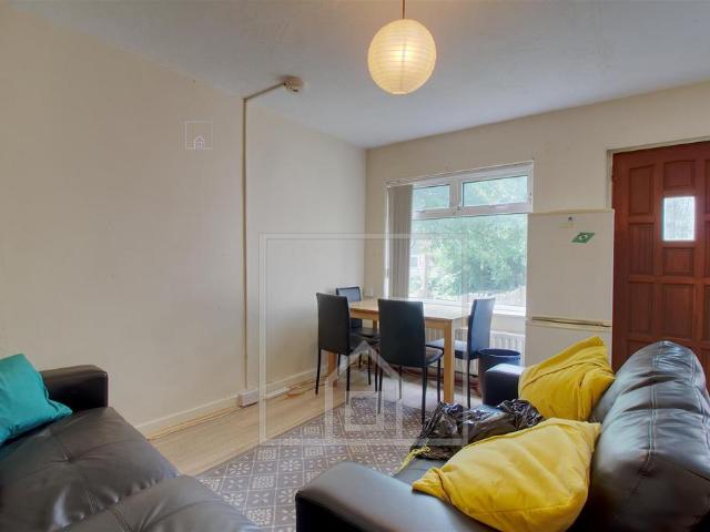 Welton Mount, Hyde Park, Leeds 3 bed house to rent £1,274 pcm £294 pw