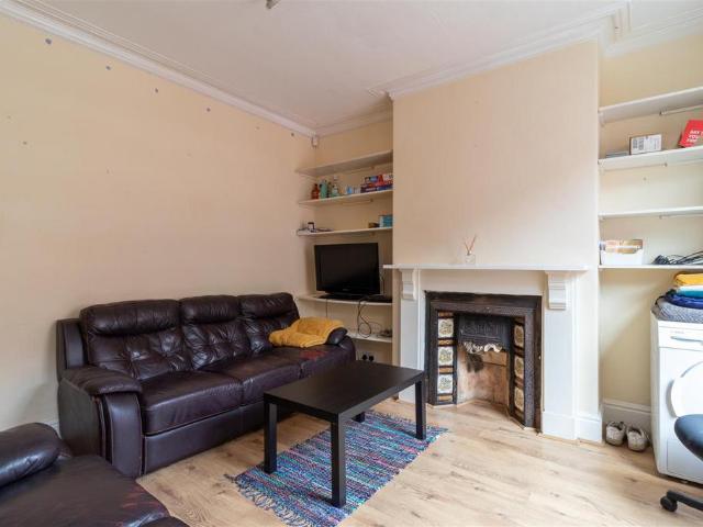 Welton Place, Hyde Park, Leeds 3 bed house to rent £1,404 pcm £324 pw