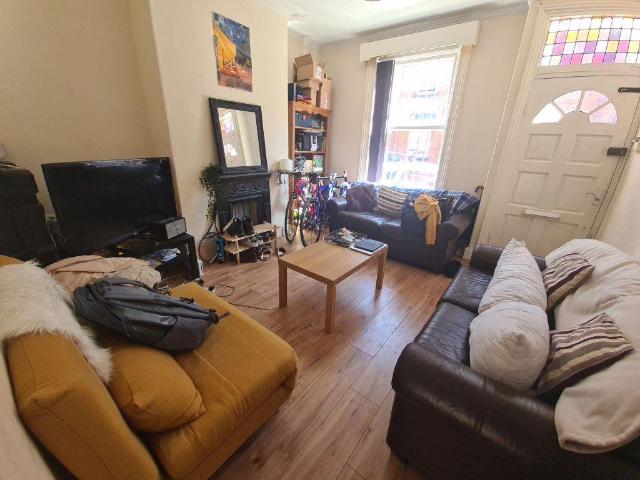 Welton Place, Leeds 4 bed house to rent £2,011 pcm £464 pw