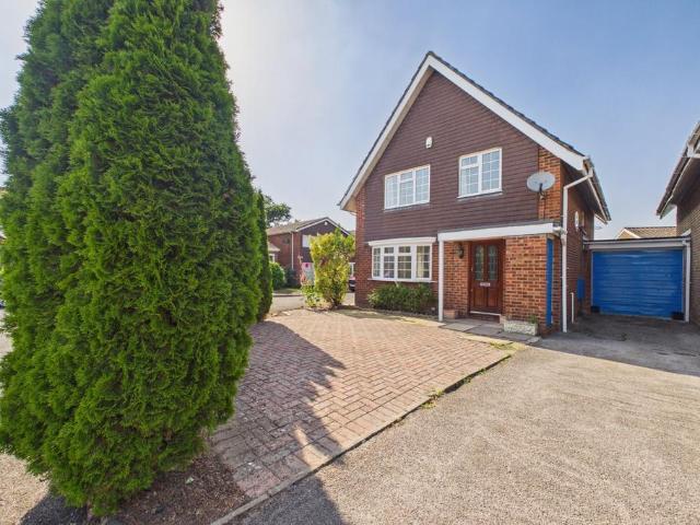 Welby Crescent, Winnersh, Wokingham. 4 bed detached house to rent £2,400 pcm £554 pw