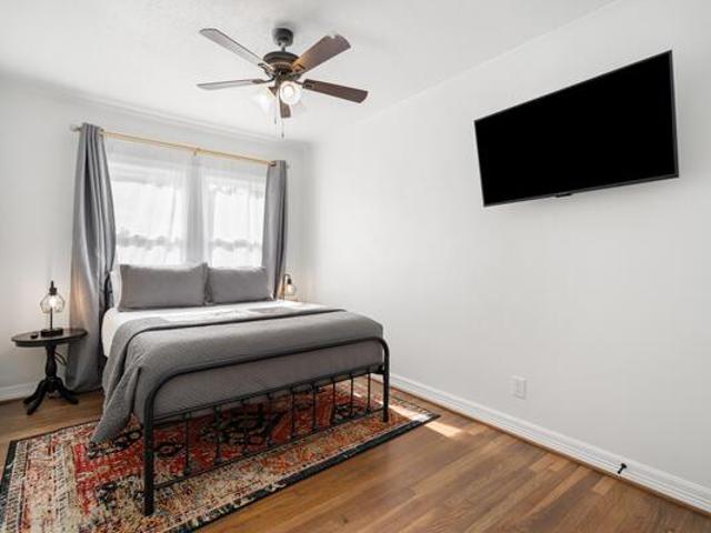 Welcome to Bungalow Bella Suites relaxing spacious with a private bathroom. East End home walking distance to public transportation and grocery store. Close to freeways, medical district, downtown, UofH, TSU
