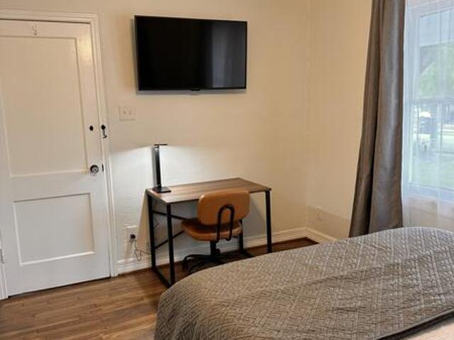 Welcome to Bungalow Bella Suites relaxing spacious with a private bathroom. East End home walking distance to public transportation and grocery store. Close to freeways, medical district, downtown, UofH, TSU