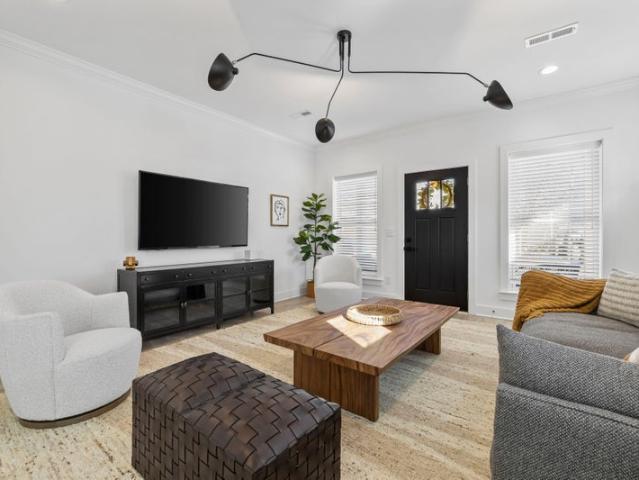 Welcome to Charlotte Park – Comfy Living in West N