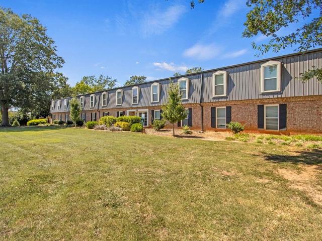Welcome to Hickory Ridge Apartments! 3 Bedroom Apartment for Rent at 2413 Wade Hampton Blvd, Greenville, SC 29615