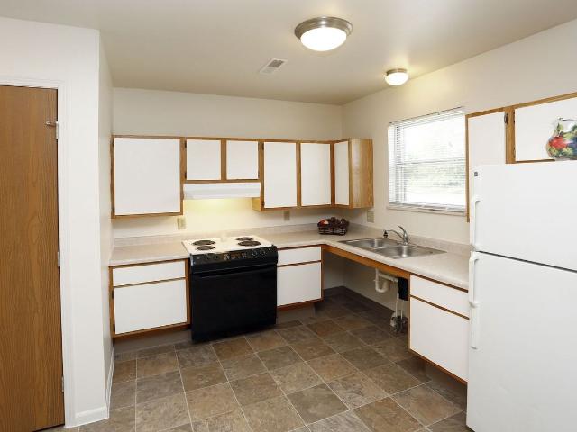 Welcome to Jefferson Crossing Townhomes 3 Bedroom Apartment for Rent at 800 N Dixon Rd, Kokomo, IN 46901