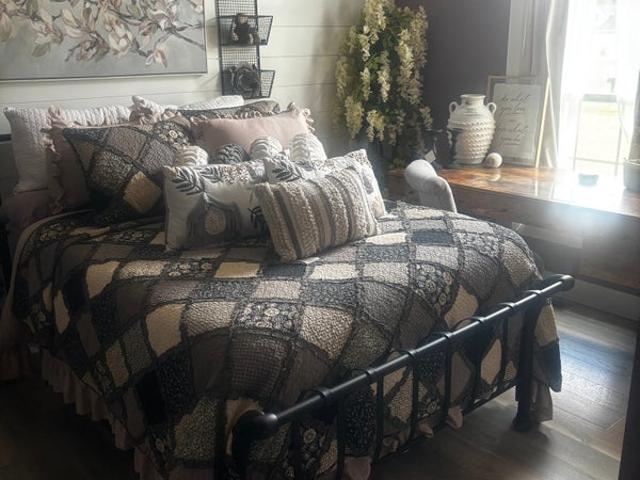Welcome to Shannon’s Chateau in AdrianMI! This ful