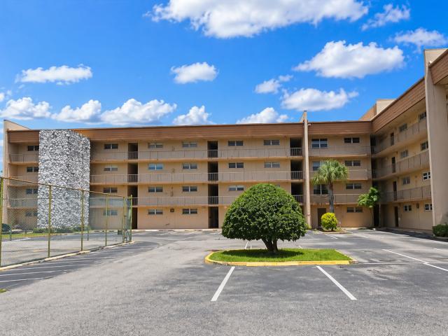 Welcome to Tampa Racquet Club – Where Comfort Meets Convenience!