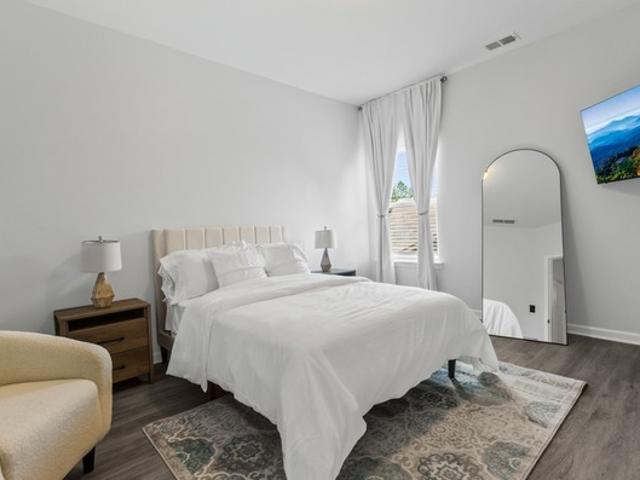 Welcome to the HEART of Gainesville! Premium Quality Room s Share Living Available
