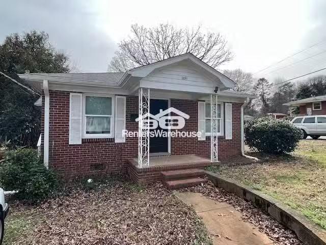 Welcome to this charming 2 bedroom, 1 bathroom home. 1621 Las.