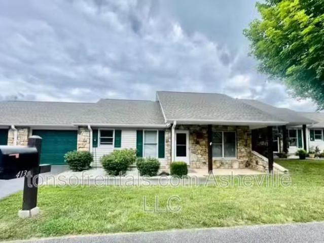 Welcome to this charming 2 bedroom, 2 bathroom con 413 Pocono.