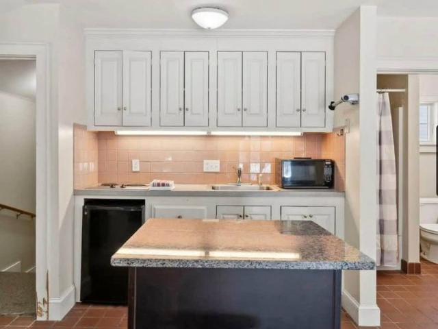 Welcome to this beautiful studio apartment in Falm