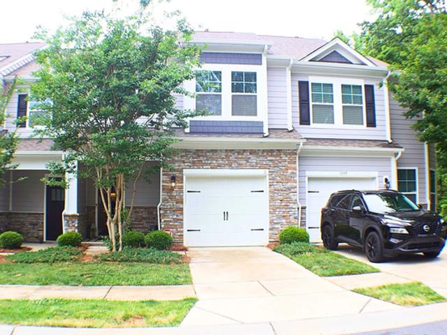 Welcome to this beautifully maintained newer home located in the highly desirable Lake Wylie area! Built in 2020, this spacious and modern home offers comfortable living with stylish finishes, an open floor plan, and convenient access to shopping.