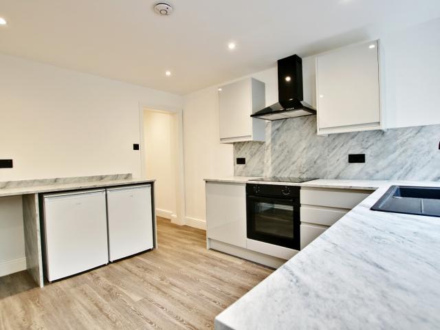 Welcome to this beautifully presented mid terrace cottage in the heart of Bromley