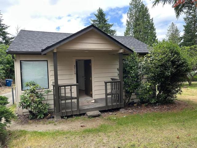 Welcome to this spaciousrecently remodeled 2 bed b