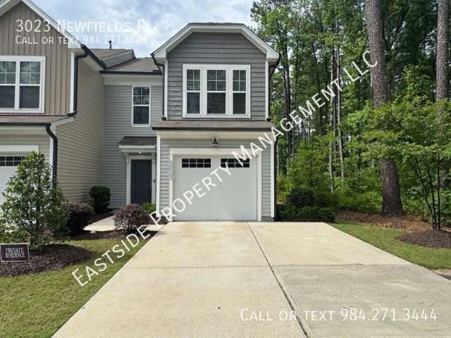Welcome to this stunning 3 bedroom, 2.5 bath townhouse in Durham's Lakeshore community!