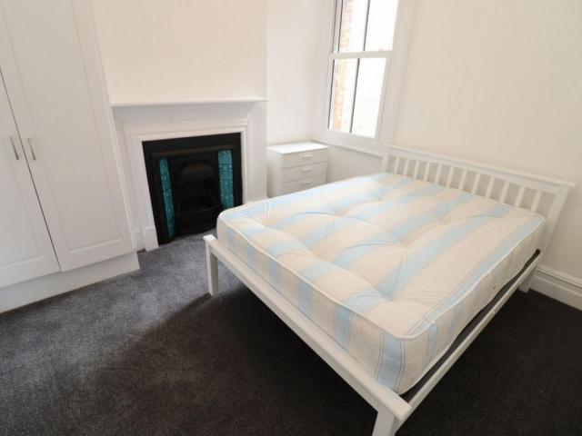 Welcoming bedroom close to Ealing common park Has a Room