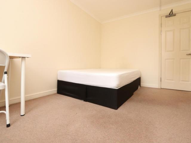 Welcoming bedroom in a shared flat on the isle of Dogs Has a Room