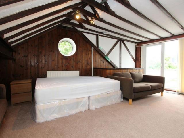 Welcoming bedroom in a shared flat on the Isle of Dogs Has a Room