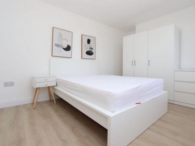Welcoming bedroom in a shared flat close to Claybury Park Has a Room