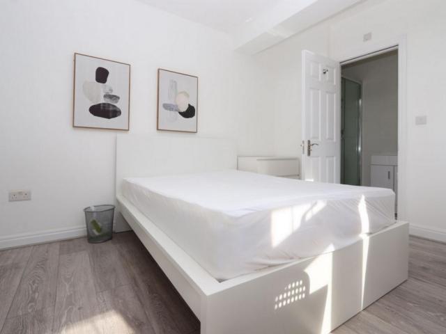Welcoming bedroom in a shared flat close to Claybury Park Has a Room