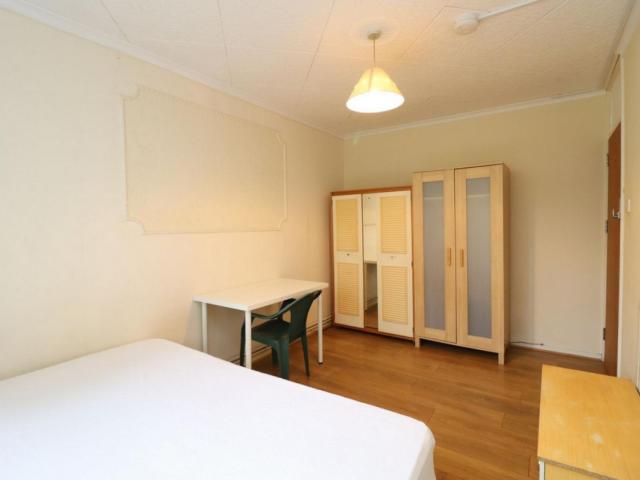 Welcoming double bedroom close to Langdon Park Has a Room