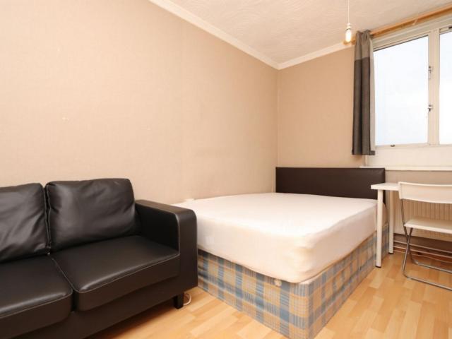 Welcoming double bedroom close to Stepney Green Park Has a Room