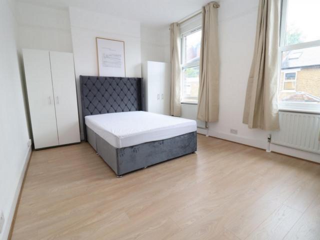 Welcoming double bedroom close to West kensington Has a Room