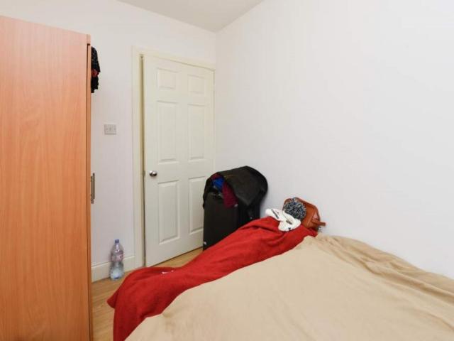 Welcoming double bedroom in a 4 bedroom flat, in Shoreditch Has a Room