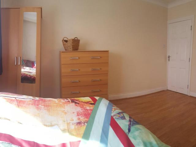 Welcoming double bedroom in a 5 bedroom house, near Acton Park Has a Room