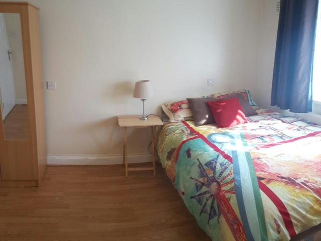 Welcoming double bedroom in a 5 bedroom house, near Acton Park Has a Room