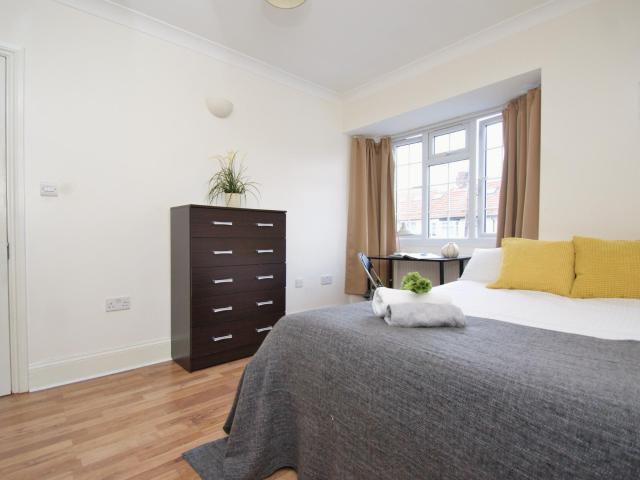Welcoming double bedroom in a student flat, near the East Acton tube Has a Room