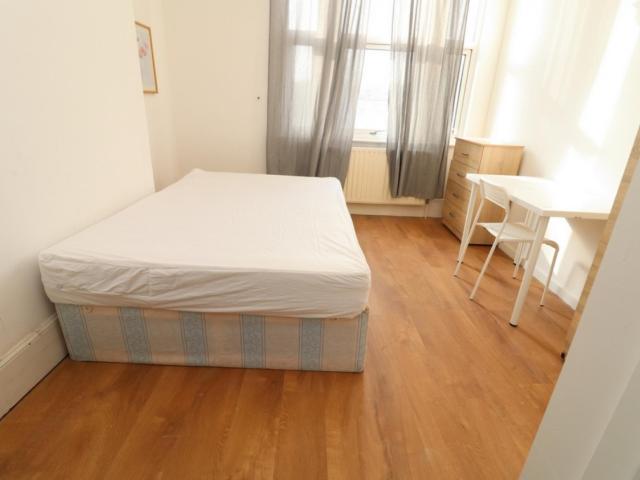 Welcoming double bedroom in Brentford Has a Room