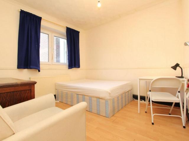 Welcoming double bedroom in Mile End Has a Room