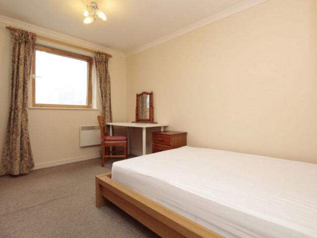 Welcoming double bedroom in the Isle of Dgs Has a Room