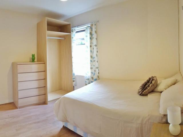 Welcoming double bedroom near the East Acton tube Has a Room
