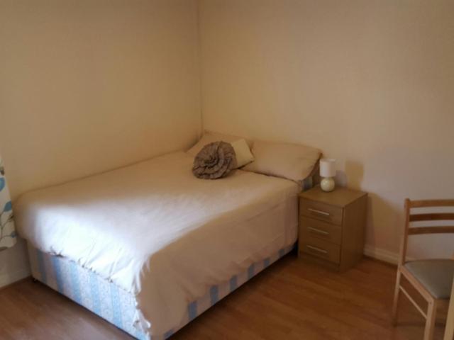 Welcoming double bedroom near the East Acton tube Has a Room