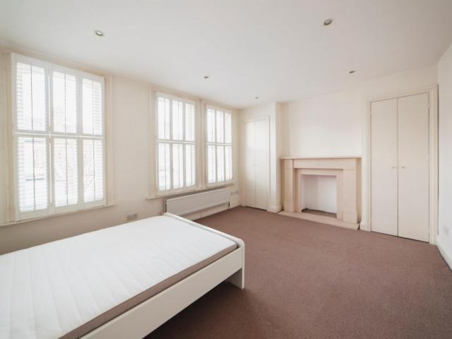 Welcoming double bedroom near the Parsons Green tube Has a Room