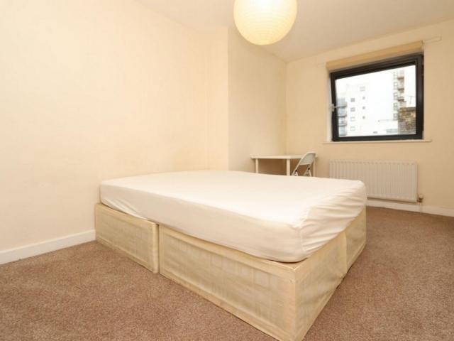 Welcoming double bedroom near Maryland Rail station Has a Room