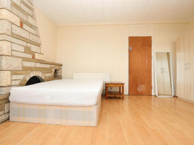 Welcoming double bedroom with balcony close to All saints and Poplar DLR Has a Room