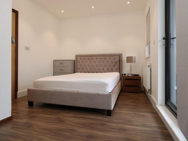 Welcoming double bedroom with balcony close to Bounds Green Tube Has a Room