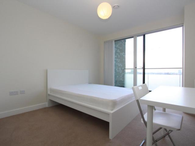 Welcoming double bedroom with private balcony in Greenwich Has a Room