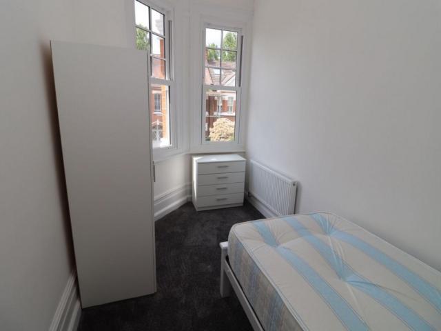 Welcoming single bedroom close to Ealing Common Has a Room