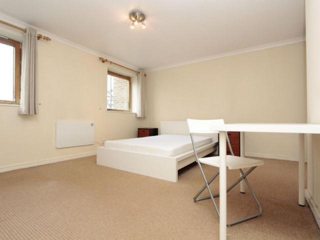 Welcoming room with ensuite bathroom in a shared flat located on the Isle of Dogs Has a Room