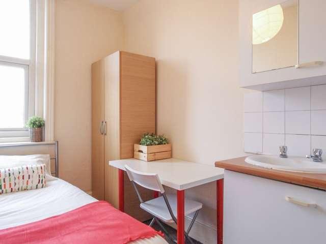 Welcoming room in 8 bedroom flat in Kilburn, London