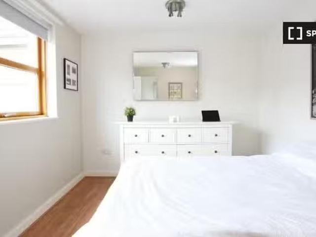 Welcoming room in shared flat in Bow, London